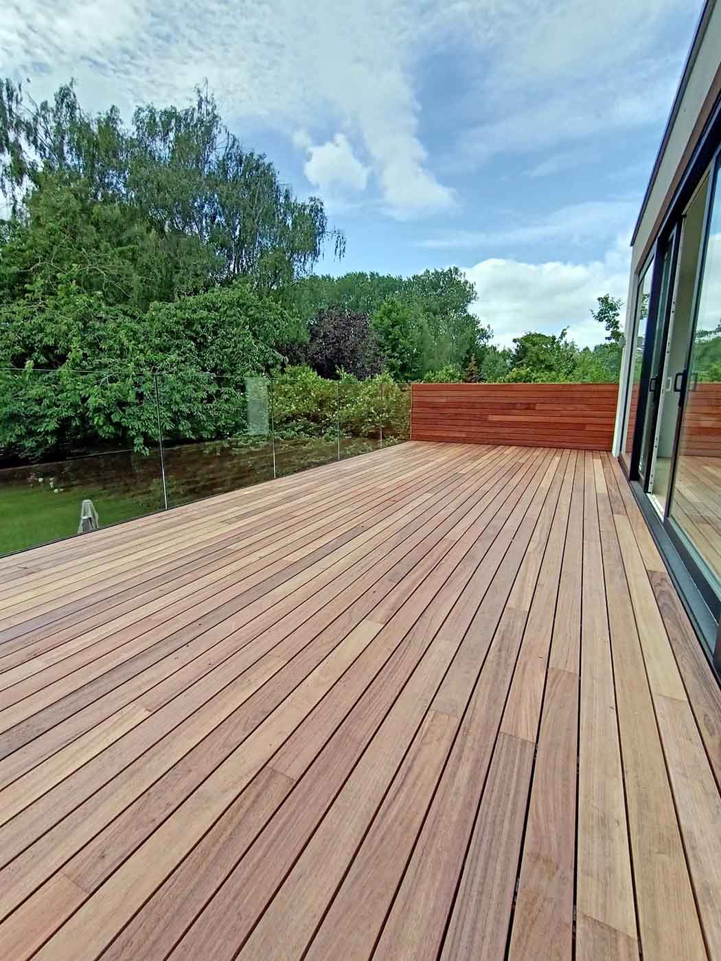 Padouk terras met glazen balustrade in Keerbergen | Timberprojects